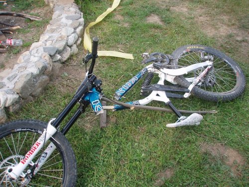 show us your snapped bikes - Page 18 - Pinkbike Forum