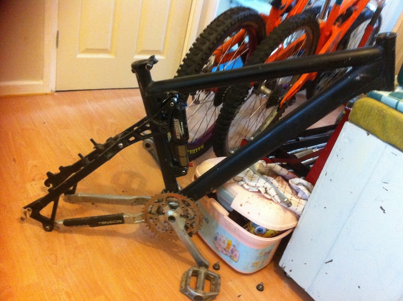 azonic propultion frame with 200mm i2i swinger 3 way air For Sale