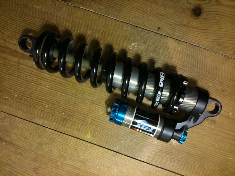 DHX 5 9.5x3 (241x76) 350 lb elka spring For Sale