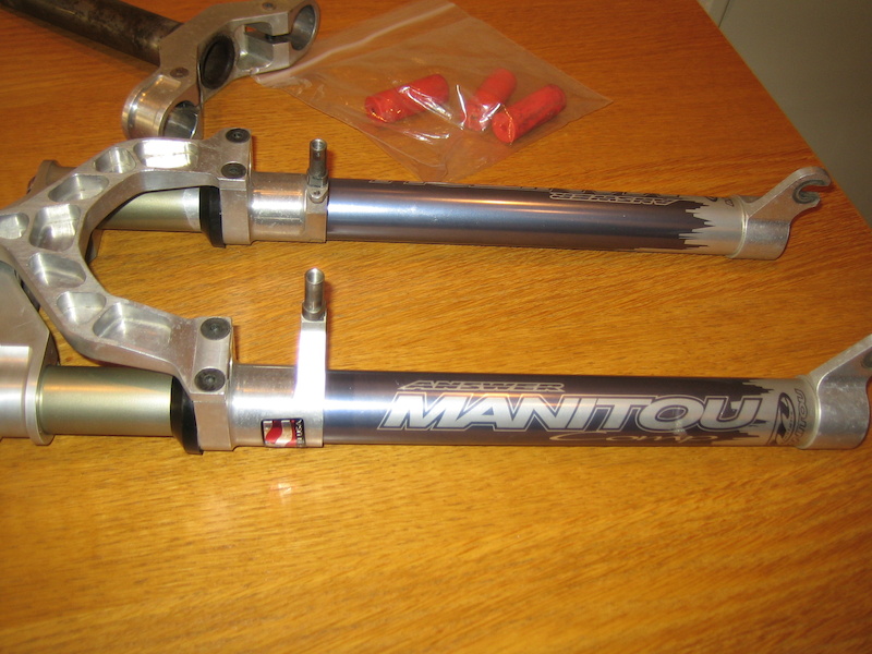 1995 Manitou Answer comp Forks with new red/bleu elastromers | Retrobike