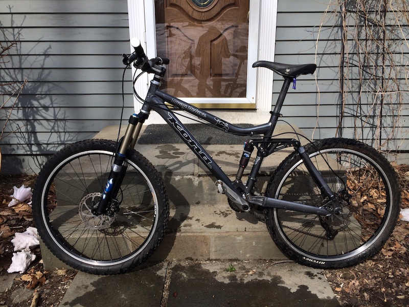 2008 REDUCED PRICE Kona Dawg Deluxe size medium For Sale