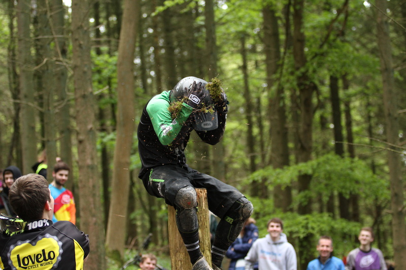 Video: Aston Hill Black Run Race - Pinkbike