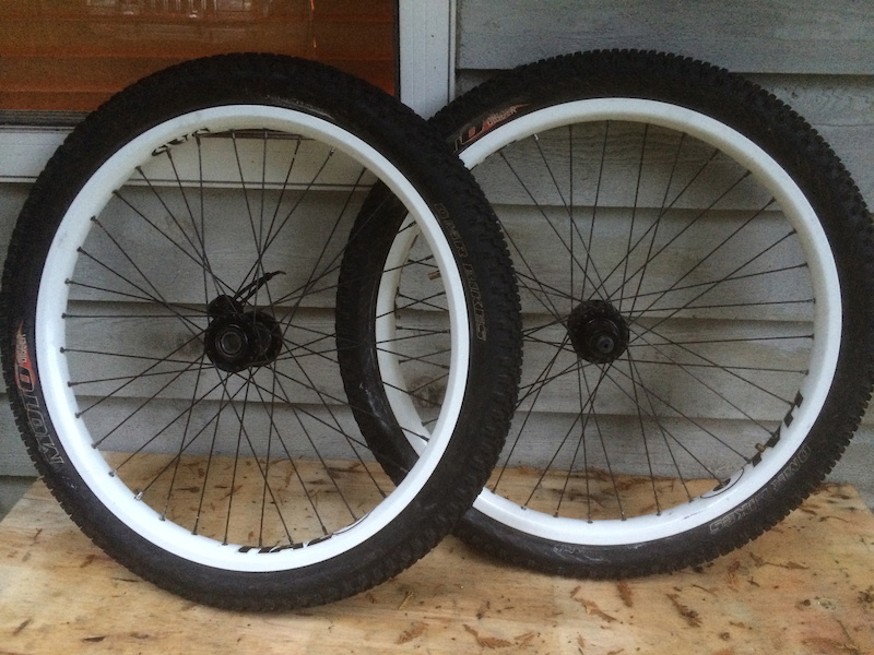 2007 24" white Halo wheel set For Sale