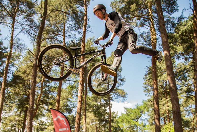DMR Dirt Wars: Chicksands Bike Park - Video and Report - Pinkbike