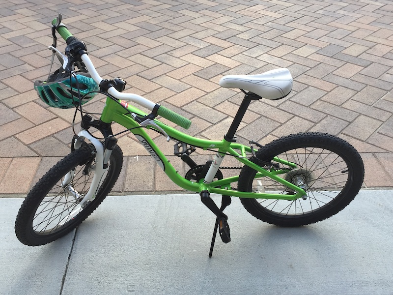 SPECIALIZED 20" wheel like-new 6-gear bike with helmet For Sale