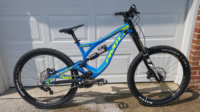 2017 Pivot Phoenix Carbon DH Bike 27.5 MED For Sale