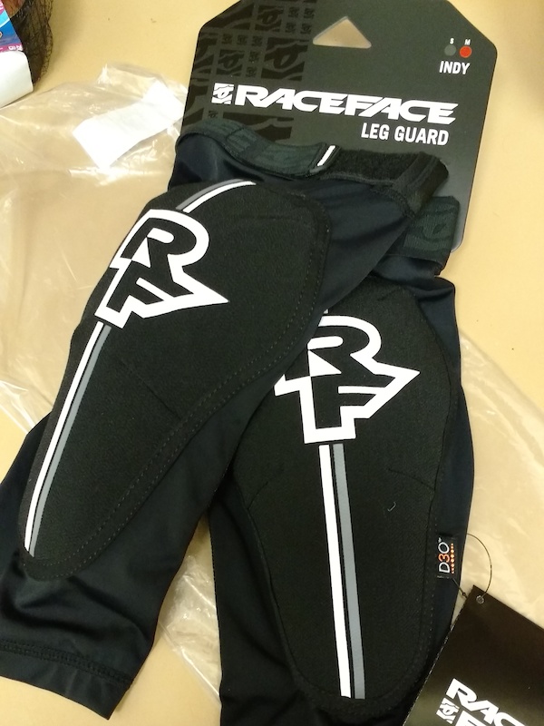 2017 NEW Race Face Indy Knee Medium D3O For Sale