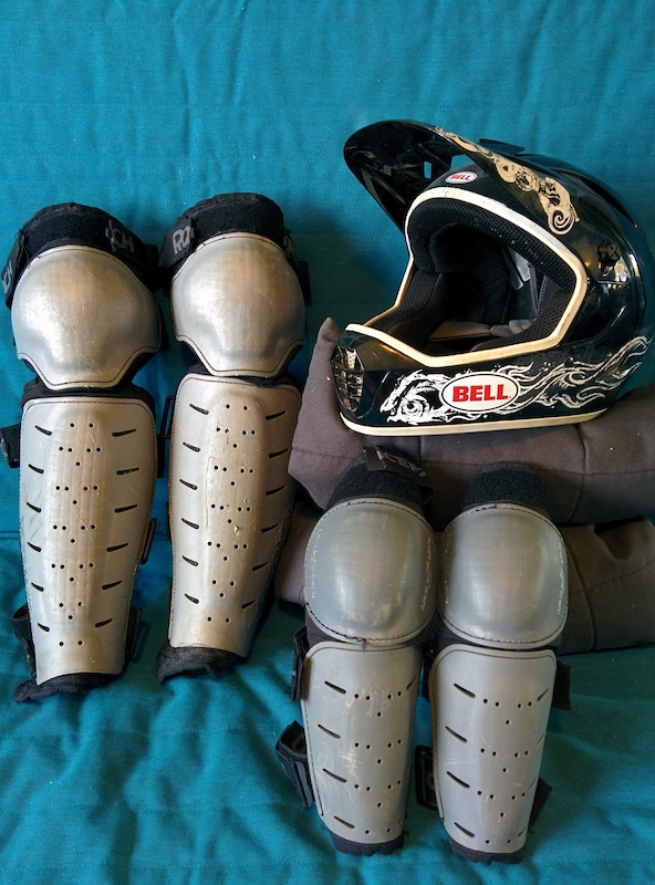 Bell Helmet (M), Roach/RaceFace Pads For Sale