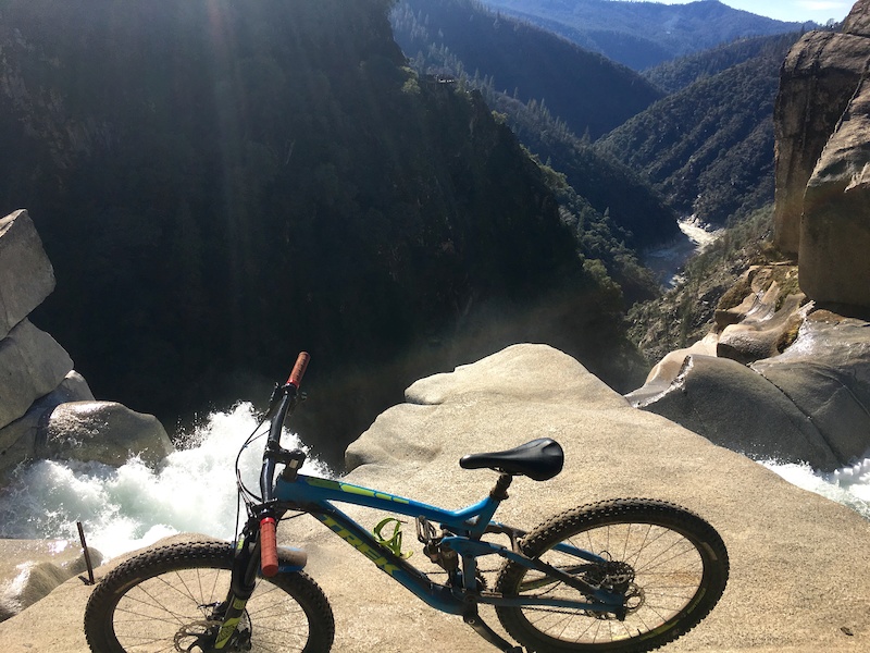 Traverse to the top of Feather Falls Hiking Trail - Oroville