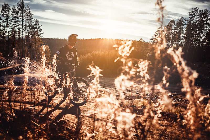 Max Fredriksson Shreds Jarvso Bike Park in Sweden – Video - Pinkbike