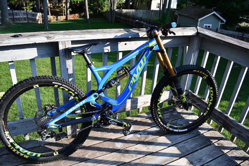2017 Medium Pivot Phoenix DH Carbon For Sale