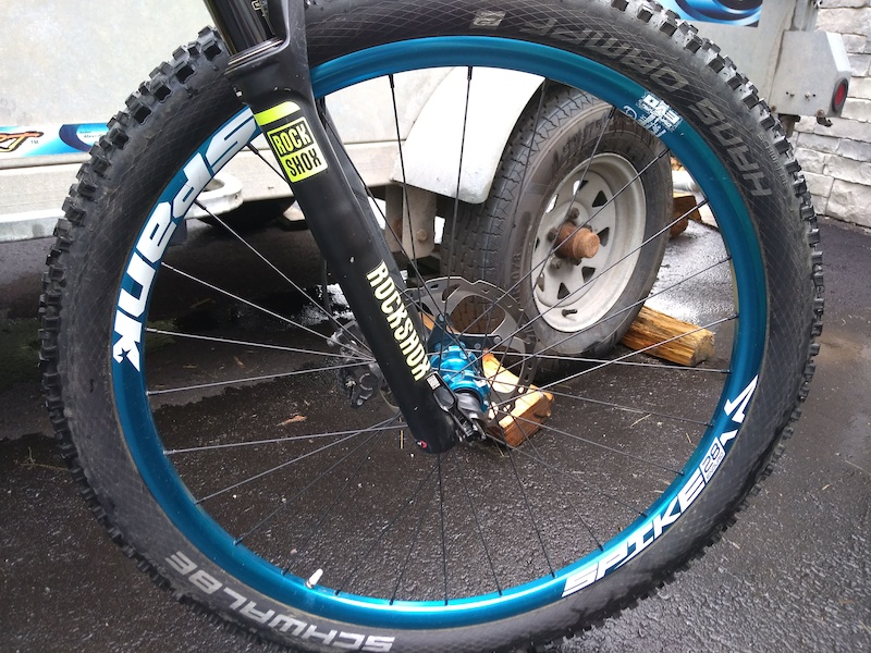 Blue spank Spike 28 enduro rims on oozy hubs For Sale