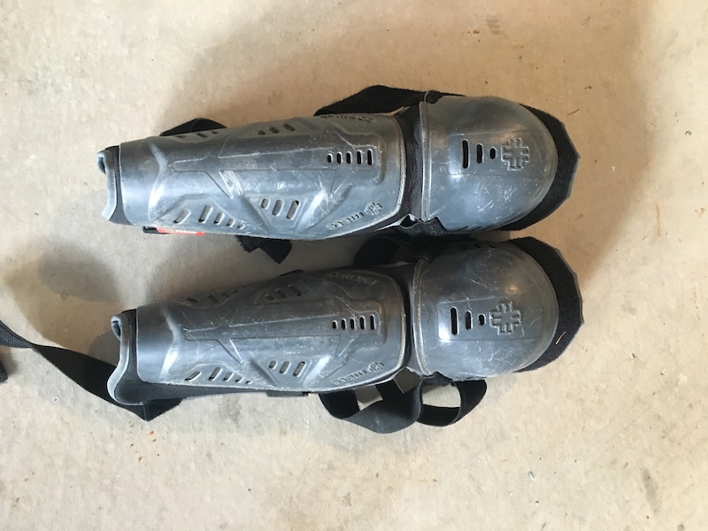 Knee pads and upper body pads- womens For Sale