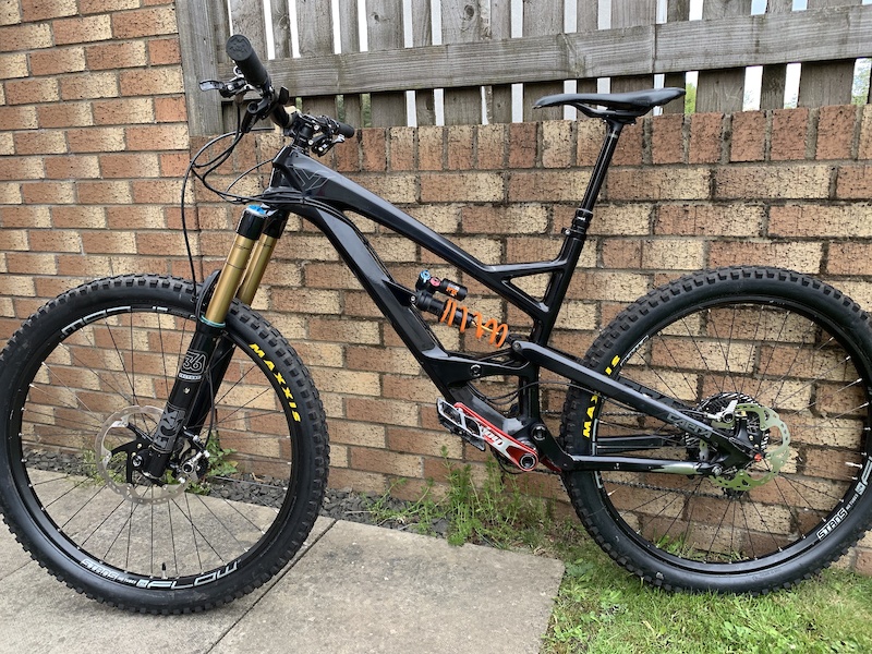 2016 YT Capra CF Pro Race Medium with coil shock For Sale