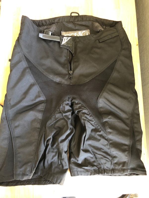 Azonic Venom 2 DH Shorts- like new size 36 For Sale