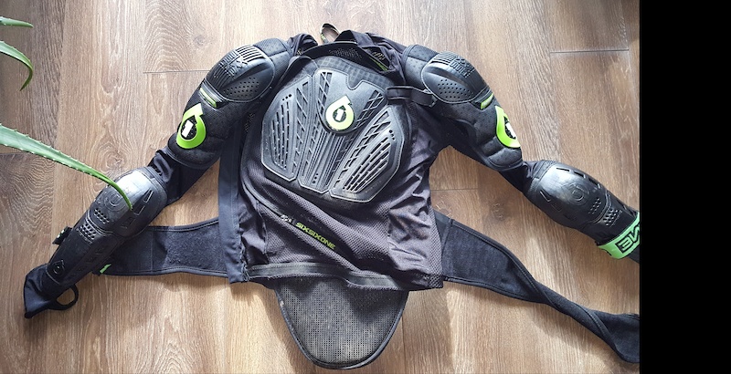 Sixsixone body armour size small - used 2 times For Sale