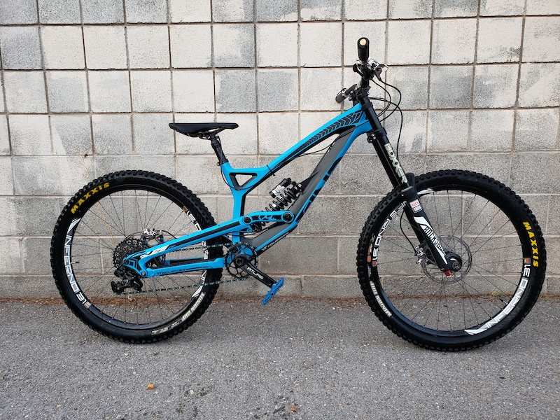 2017 Yt tues dh bike For Sale