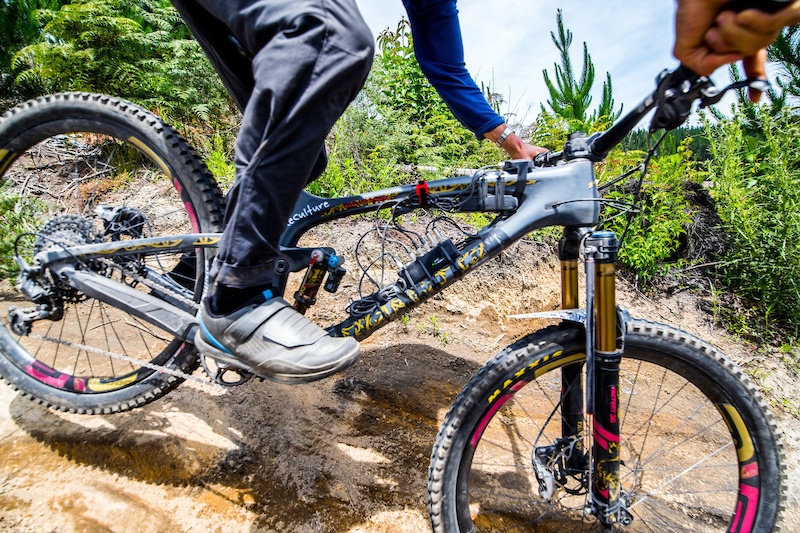 Video: Tracking an EWS Racer's Braking and Suspension Usage - Pinkbike