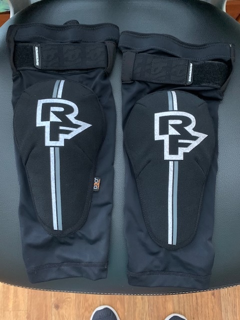 Race Face D30 Knee Pads L- New For Sale