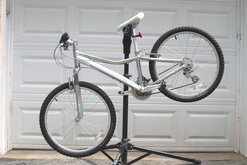 2012 Giant Areva 24" Girl's Bike For Sale