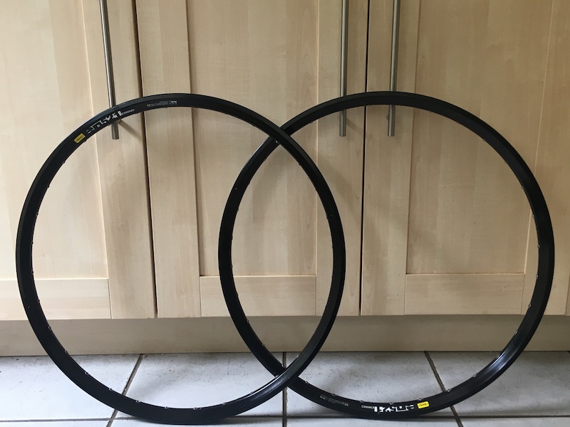 2014 Pair of Mavic en521 26 inch rims For Sale