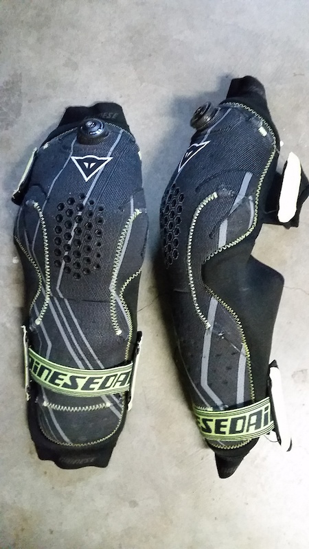 Dainese Pro knee pads protection with boa system For Sale