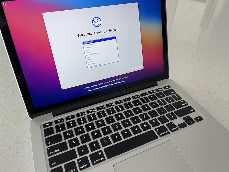 2015 MacBook Pro 13”/2.7 GHz/8 GB/256 GB For Sale