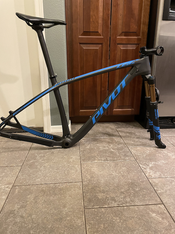 2020 Pivot LES SL Medium Frame and Fork For Sale