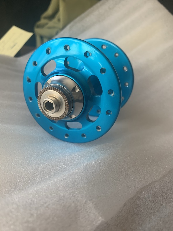 Chris King R45 Front Hub QR 28h 6 bolt turquoise blue For Sale