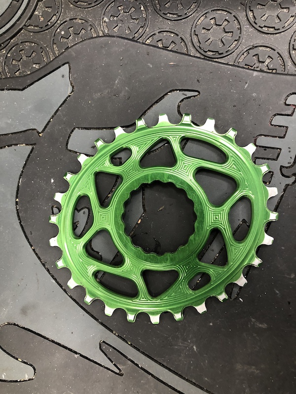 2020 Absolute Black 28t Oval Cinch chainring in green For Sale