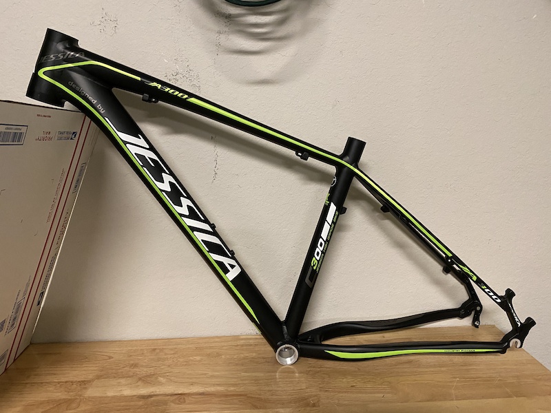 2020 17” DJ frame, Aluminium For Sale