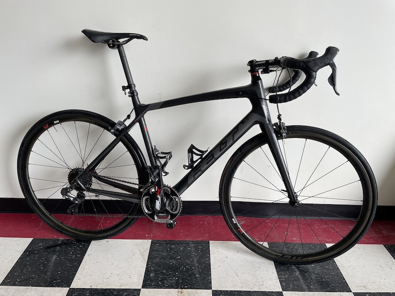 2012 Felt z2 carbon road bike with zipp 202 carbon wheels. For Sale