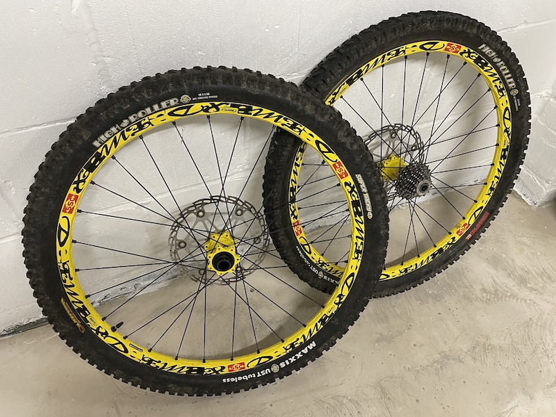 Mavic Deemax 26" wheels with Maxxis tyres tubeless For Sale
