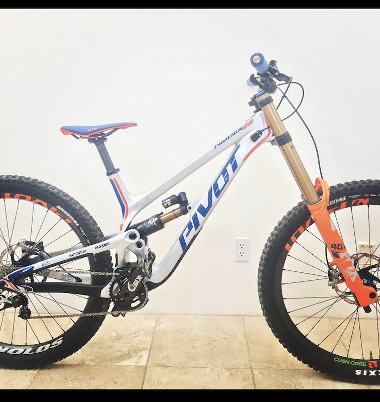 2021 Pivot Phoenix 29 limited edition large DH race bike For Sale