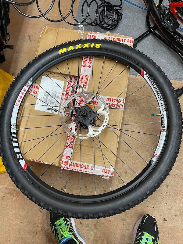 2020 REAR Hope pro 4 Santa Cruz hubs on Wtb i25 rims For Sale