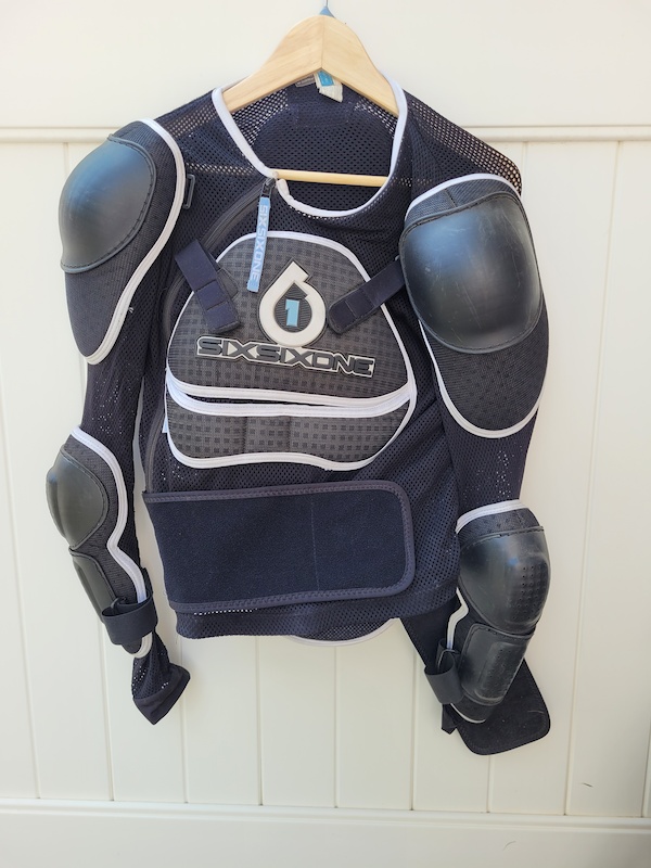 Sixsixone adult medium body armour For Sale