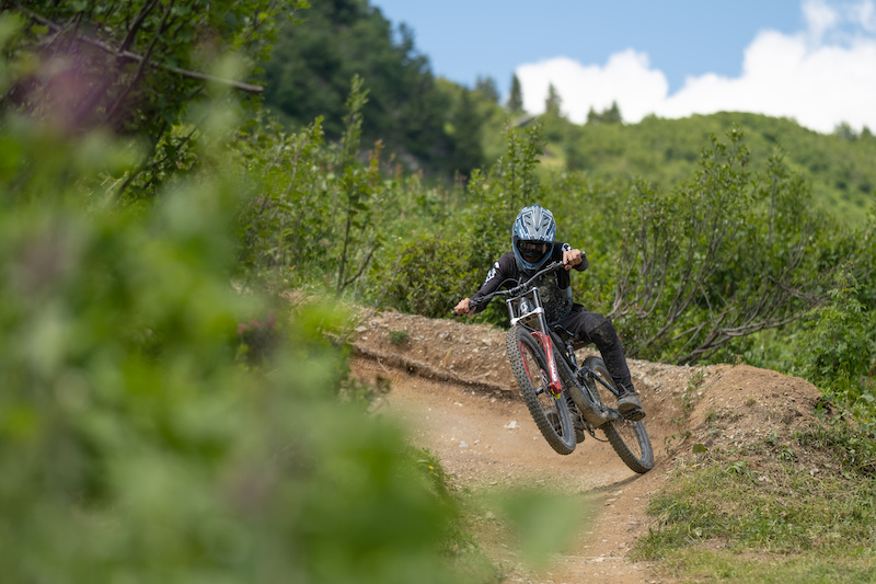Video: Riding Haute Tension in Châtel Bike Park with Mateo Verdier ...