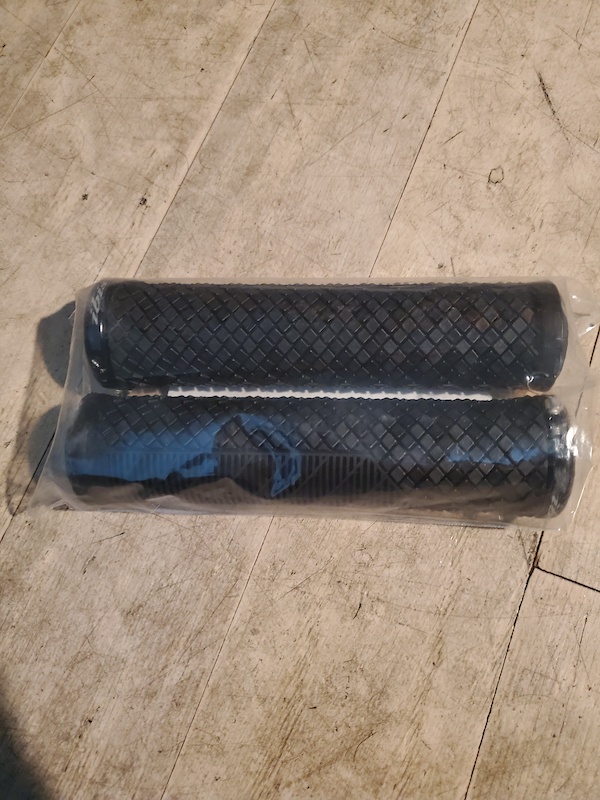Ibis lizard skins Charger Evo black lock on Grips For Sale