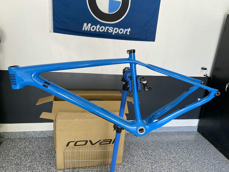 2019 DIY Carbon XCR 29 size L, custom blue, threaded BB For Sale
