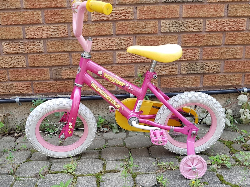 12" Girls bike with training wheels MINT For Sale