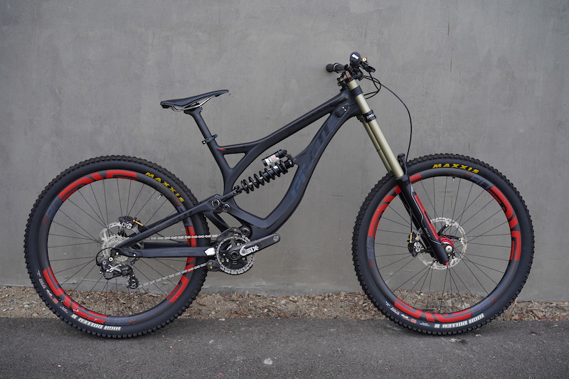 2018 Pivot Phoenix Carbon w/ Enve Wheels and Shimano Saint For Sale