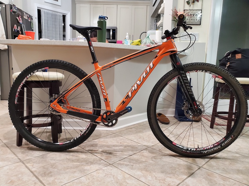 Pivot Les Medium For Sale