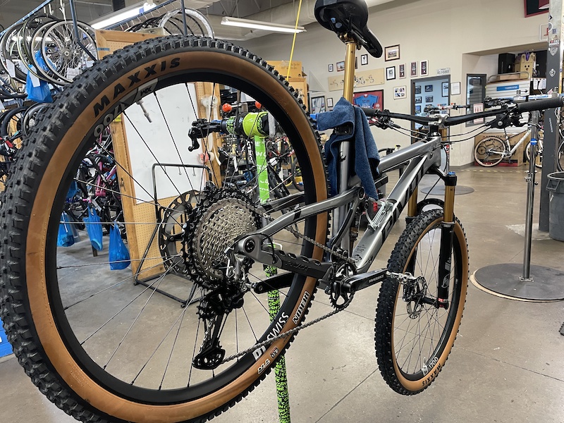 2022 Pivot Trail 429 Medium Silver Metallic For Sale