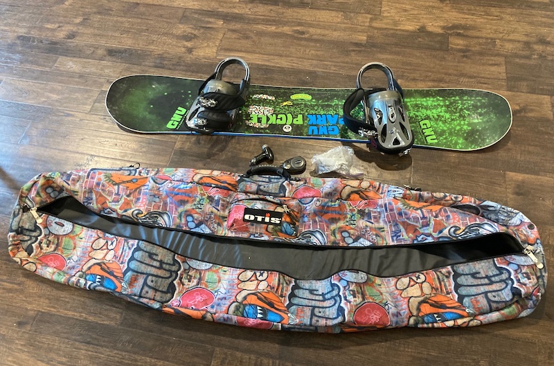 2009 Gnu Park Pickle 156mm snowboard complete + extras For Sale