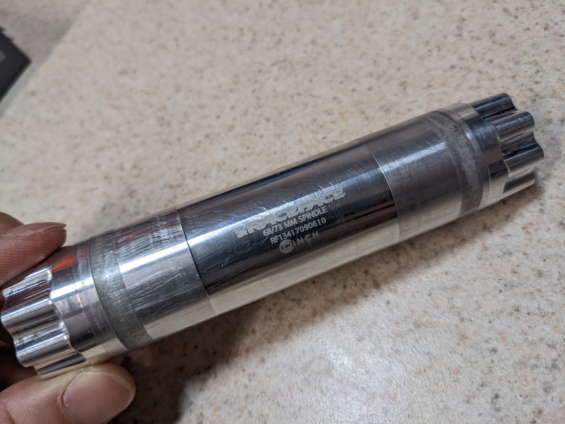 RACEFACE CINCH AXLE 68/73MM RF134 30MM DIAMETER For Sale