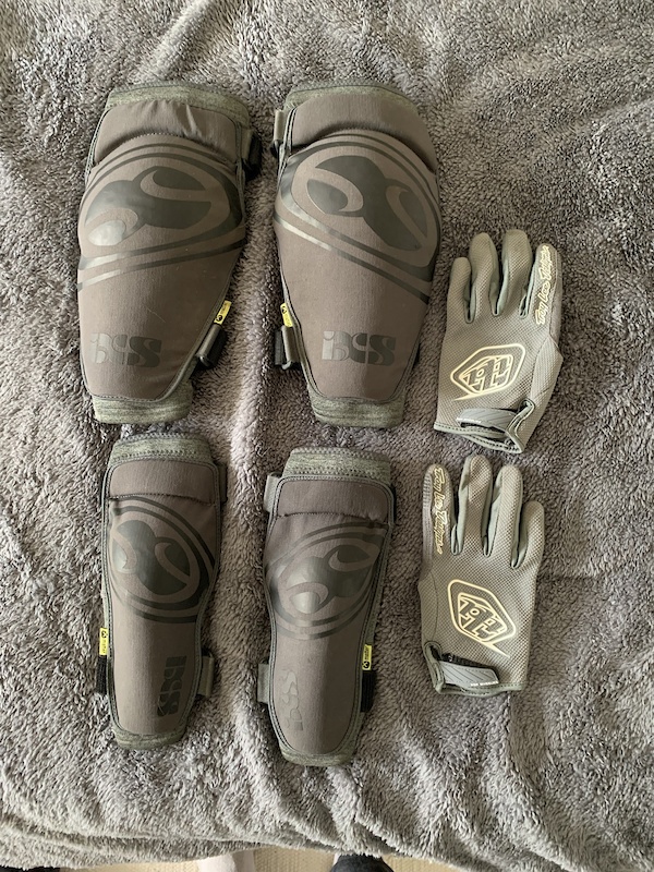 2019 Knee pads, elbow pads and gloves (medium) For Sale