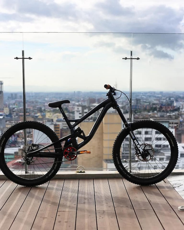 2018 Polygon DH / Freeride Bike with carbon wheels For Sale
