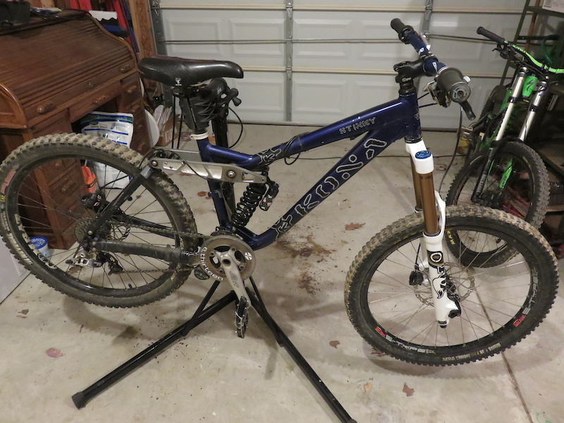 2007 Medium Kona Stinky with Upgrades For Sale