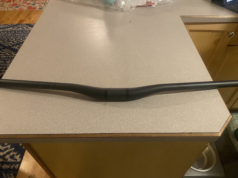 2022 Pivot Carbon Handlebar 800mm 20mm rise For Sale