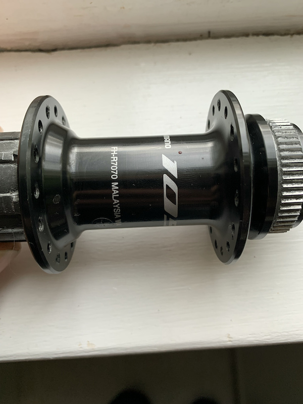 2021 Shimano 105 FH-R7070, 32H Rear hub For Sale